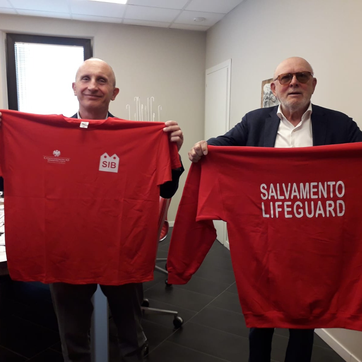 Banca di Pescia e Cascina veste i bagnini del Litorale Pisano | CASCINA ... Banca di Pescia e Cascina veste i bagnini del Litorale Pisano | CASCINA ...